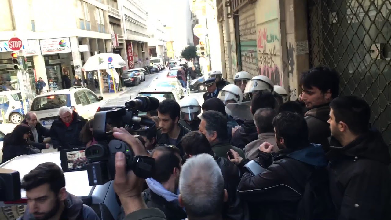 Απρόκλητη επιθεση των ματ εξω απο συμβόλαιογραφειο σε διαδηλωτές και ...