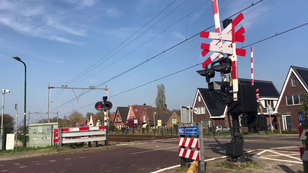 Spoorwegovergang Heiloo//Dutch Railroad Crossing - YouTube