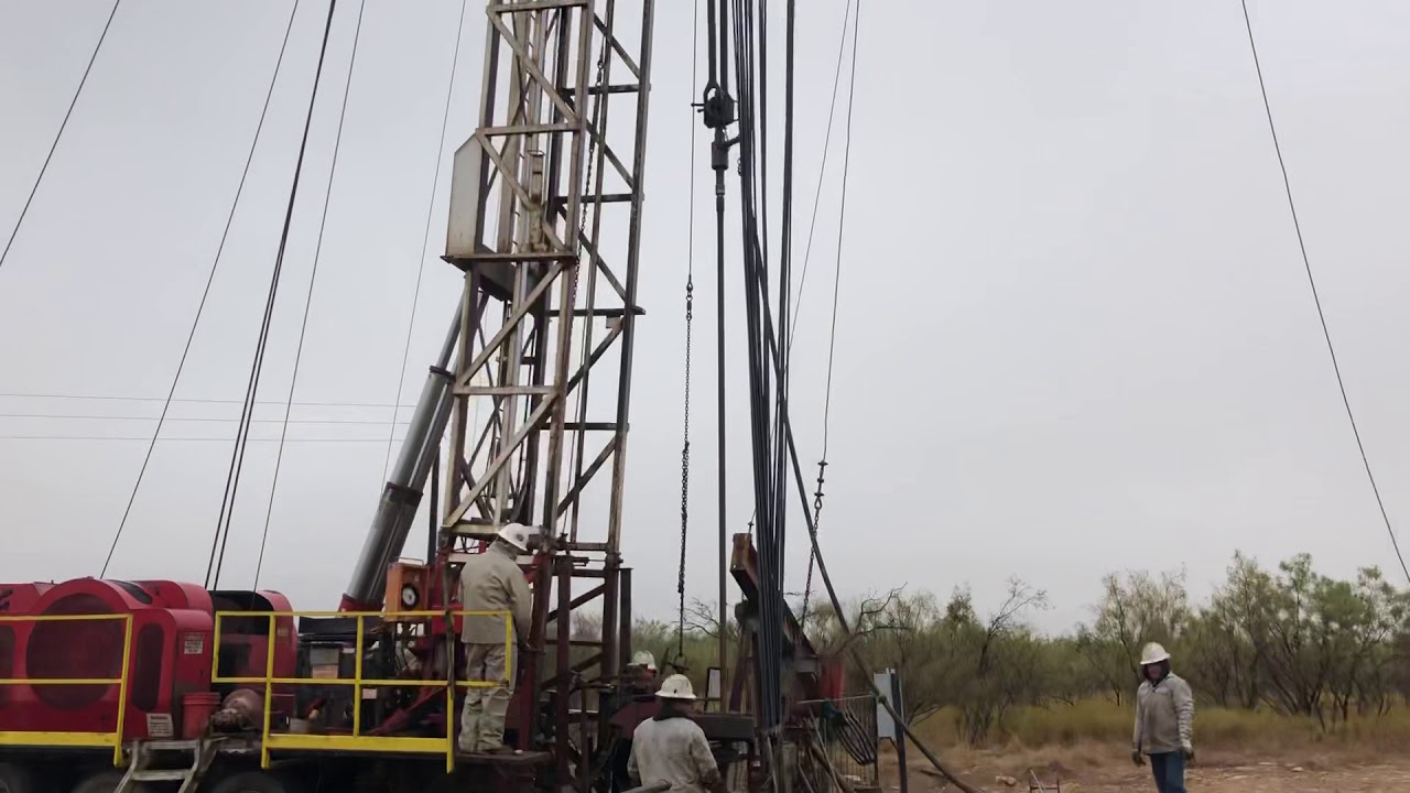 Pulling unit cleaning out well - YouTube