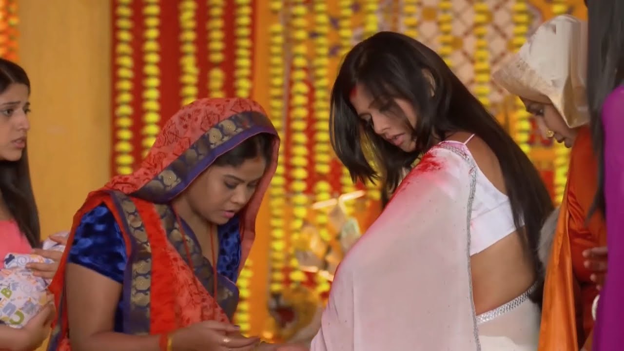 Daljeet Kaur Hot Sexy Shows Her Hotty Ever Big Back Side View Of Waist ...