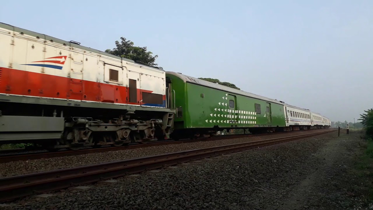 Lokomotif CC 201 56 Kereta 118 Fajar Utama Yogyakarta - YouTube