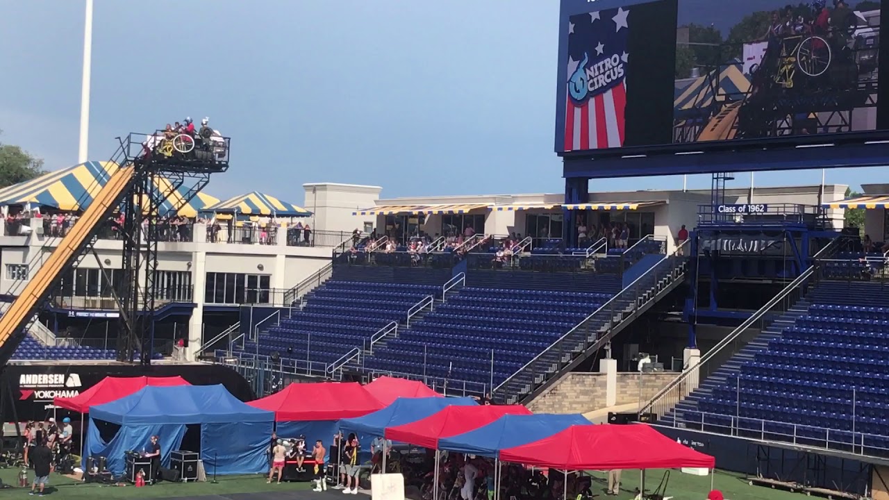 Recliner jump Nitro Circus 2017 - YouTube