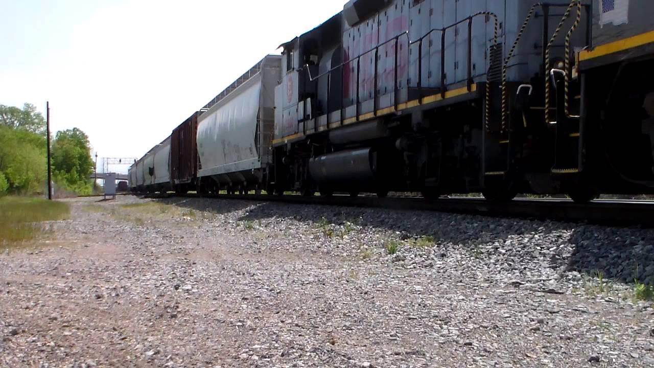 KCS GP40-2LW's come up and back. Monroe Louisiana - YouTube