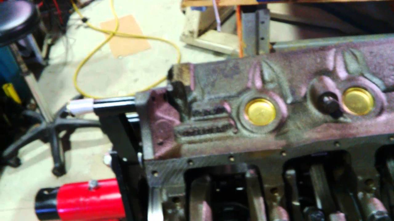 Piston install Ford 351 cleveland - YouTube