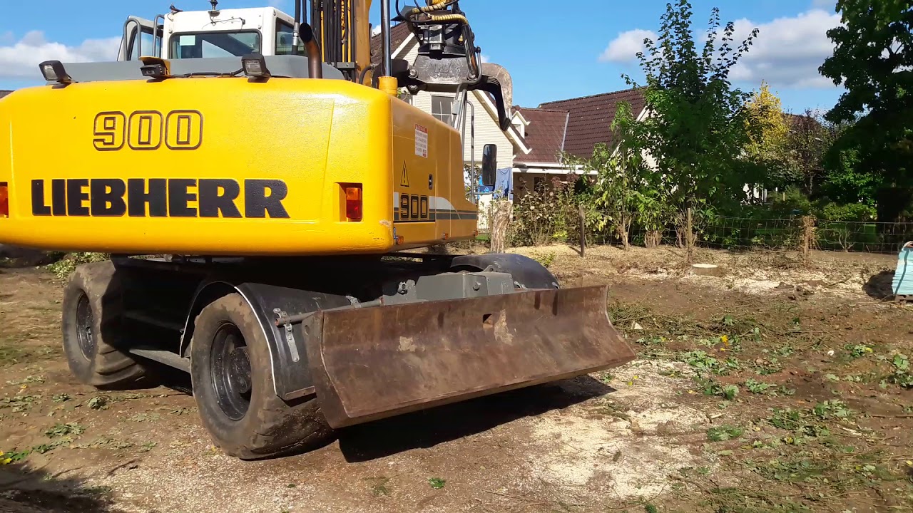 graafmachine doet groen afval in container - YouTube