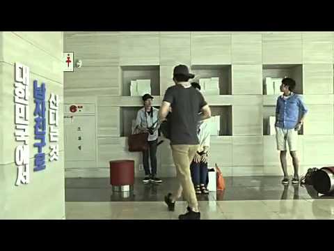 Bayan arkadaşının tuvalet keyfini beklemek ( Women wait for your friend to enjoy the toilet )