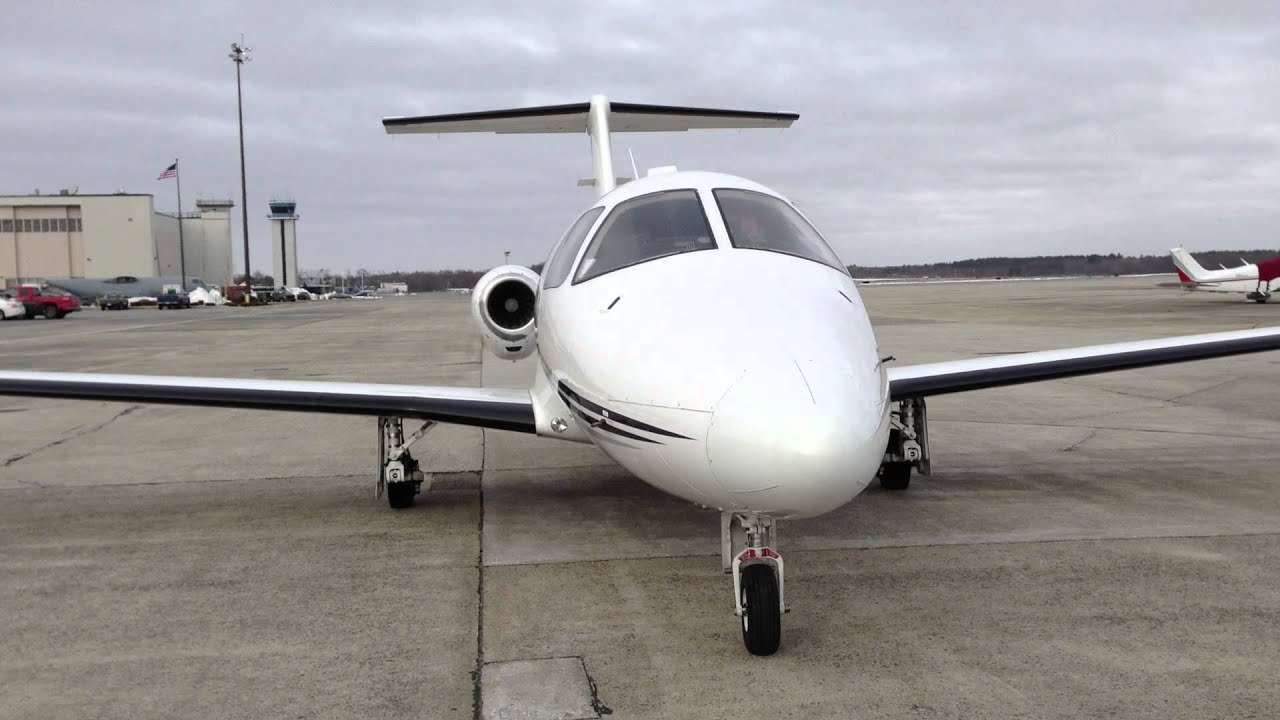 Linear Air Eclipse 500 air taxi jet starting up - YouTube