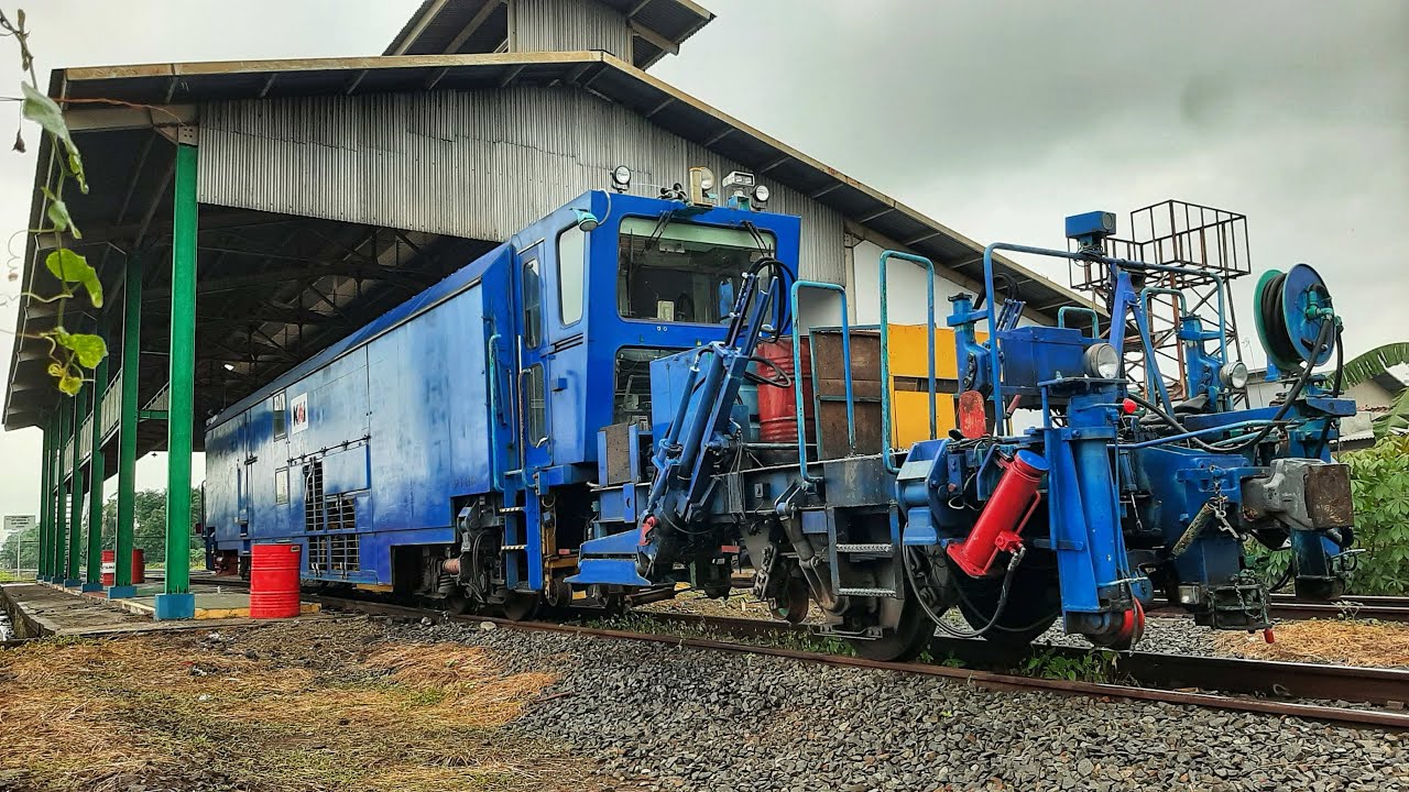 ADA KERETA WARNA BIRU ! STASIUN YANG MIRIP DENGAN STASIUN GARUT + ADA ...