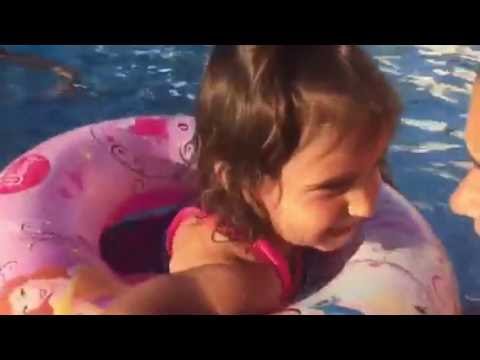 Balaceala in piscina cu mami