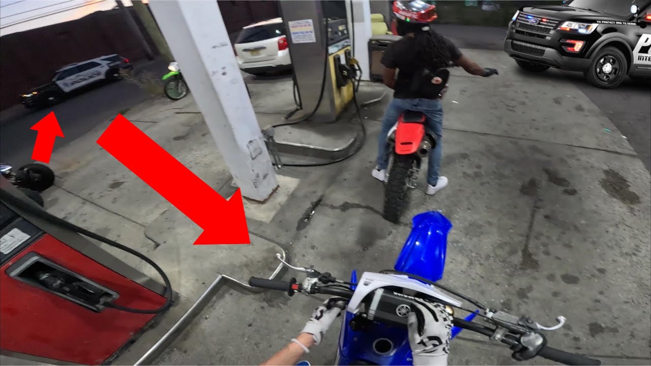 POLICE ROLL BY 2 STROKES MIXING GAS AT STATION! ( FULL VIDEO IN ...