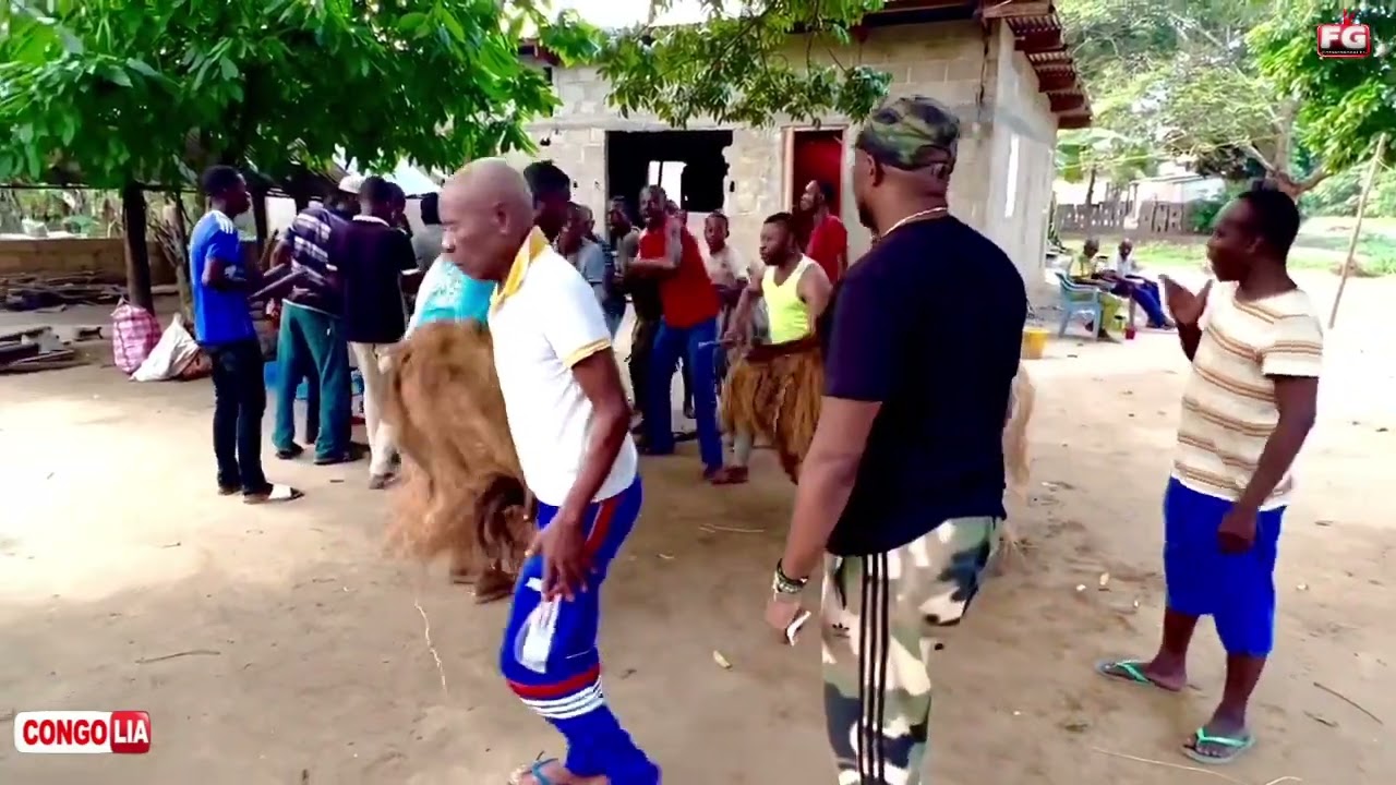 ROGA ROGA VISITE SON VILLAGE NATALE APRES SA TOURNEE BOKOKOTIQUE...TUBE ...