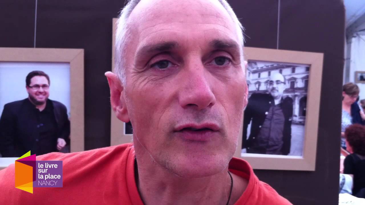 Marc Magro en dédicace sous le chapiteau place de la Carrière - YouTube