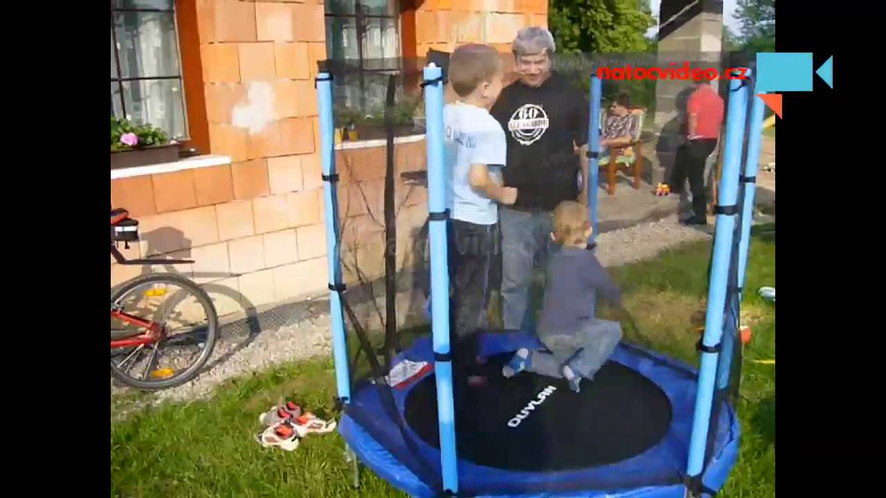 Malá trampolína ale šikovná - YouTube