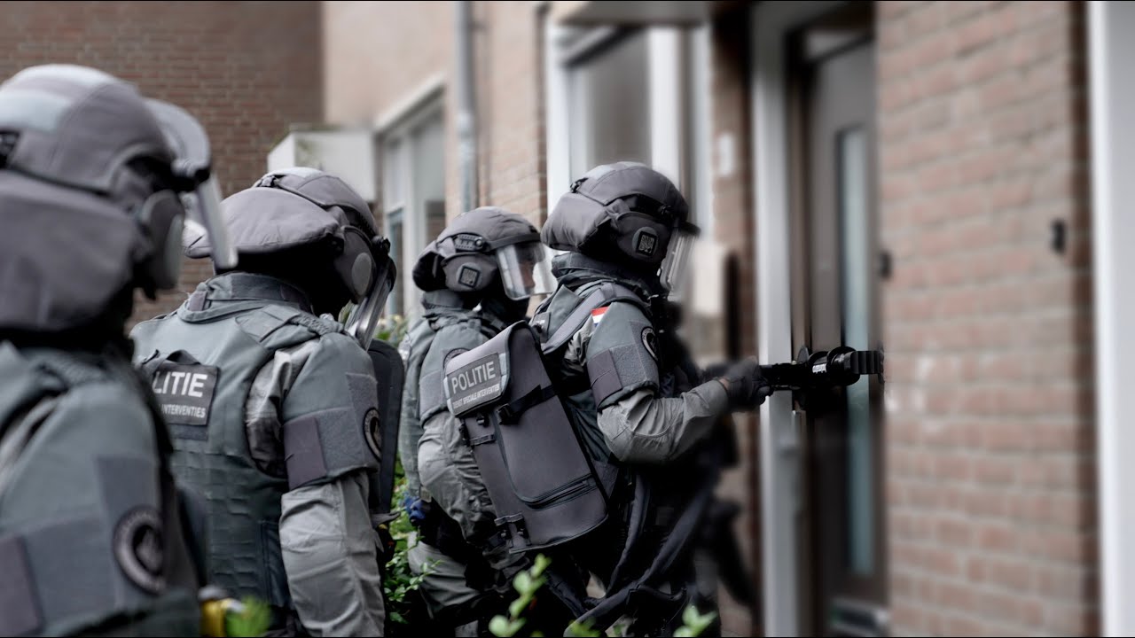 Arrestatieteam verricht aanhoudingen - YouTube