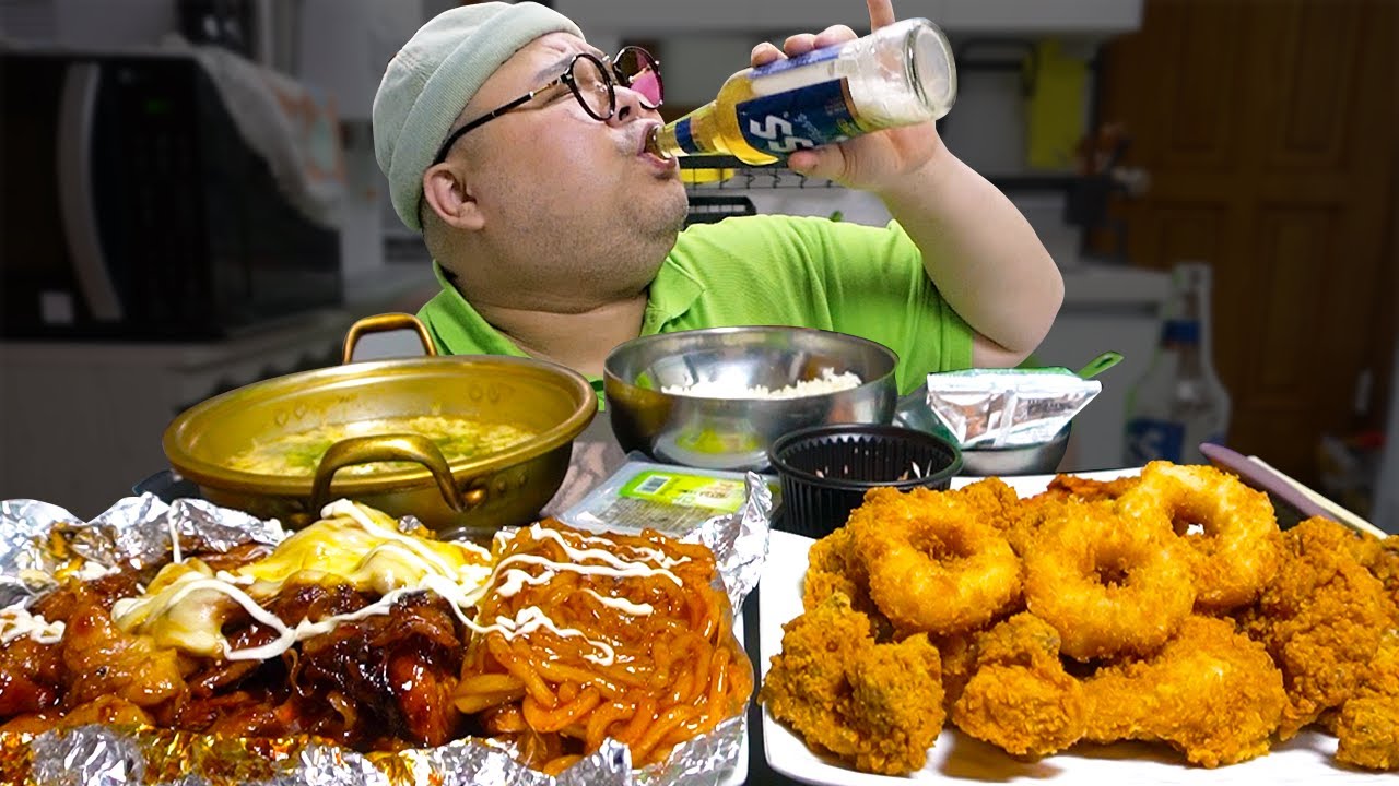 치맥 없인 살 수 없는 남자│Chicken Mukbang Eatingshow - YouTube