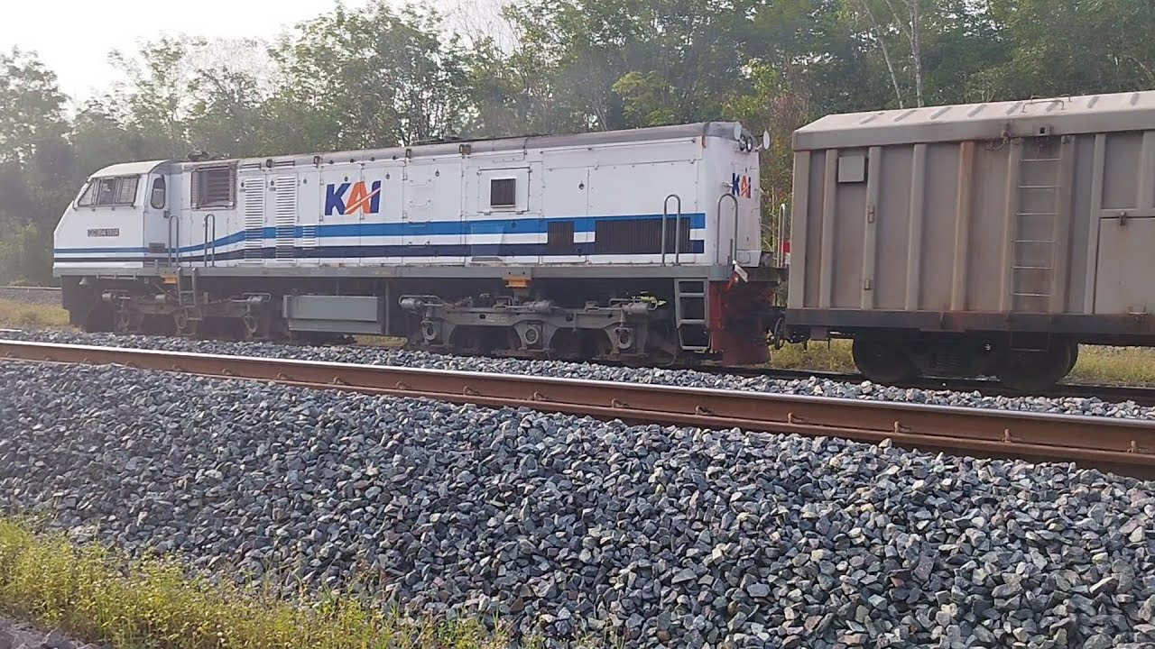 LOKOMOTIF CC 204 OPERASI MENARIK KERETA API GERBONG KARGO PULP PT. TEL ...
