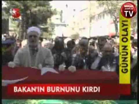 Bakan'ın burnunu kırdı