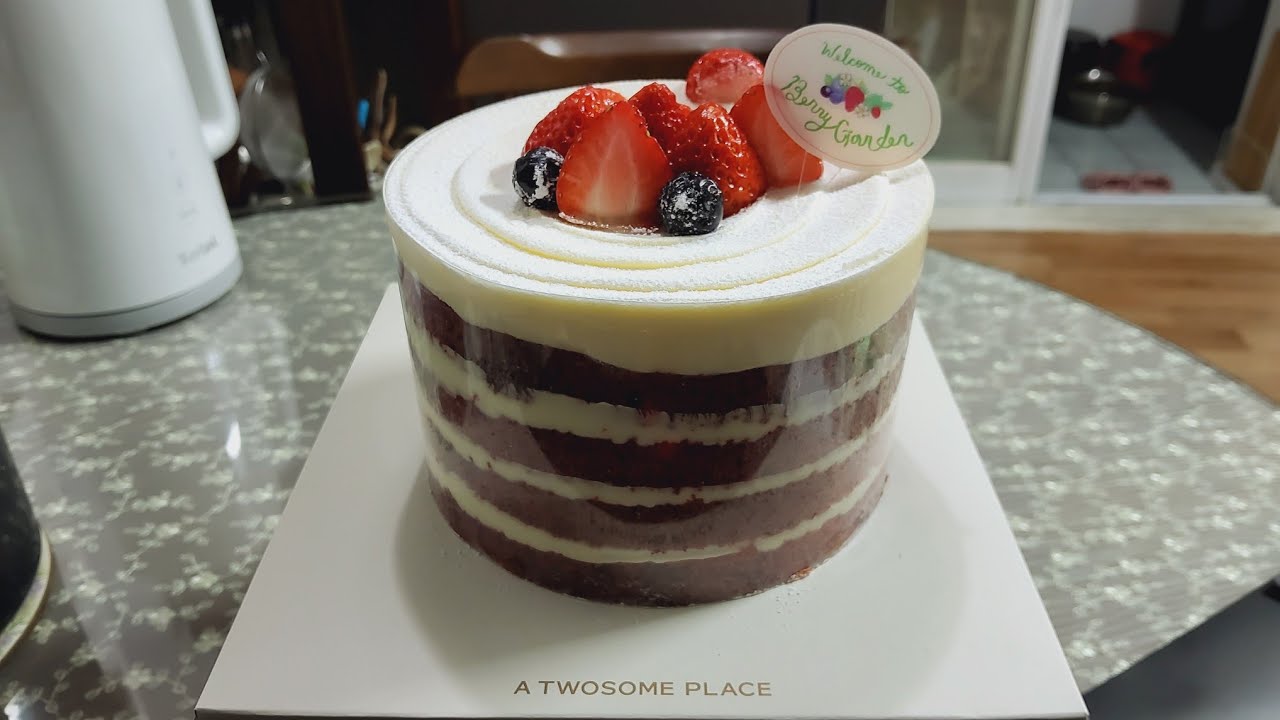 투썸플레이스(A TWOSOME PLACE) 스트로베리(STRAWBERRY) 레드벨벳(RED VELVET) 케이크(CAKE) 먹방 ...