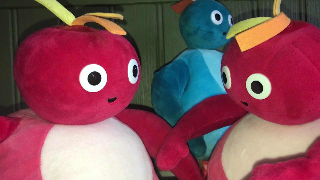 Twirlywoos Great Big Hoo Plays Musical Statues Party Game with The ...