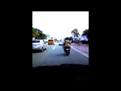 nalgas en la calle en moto