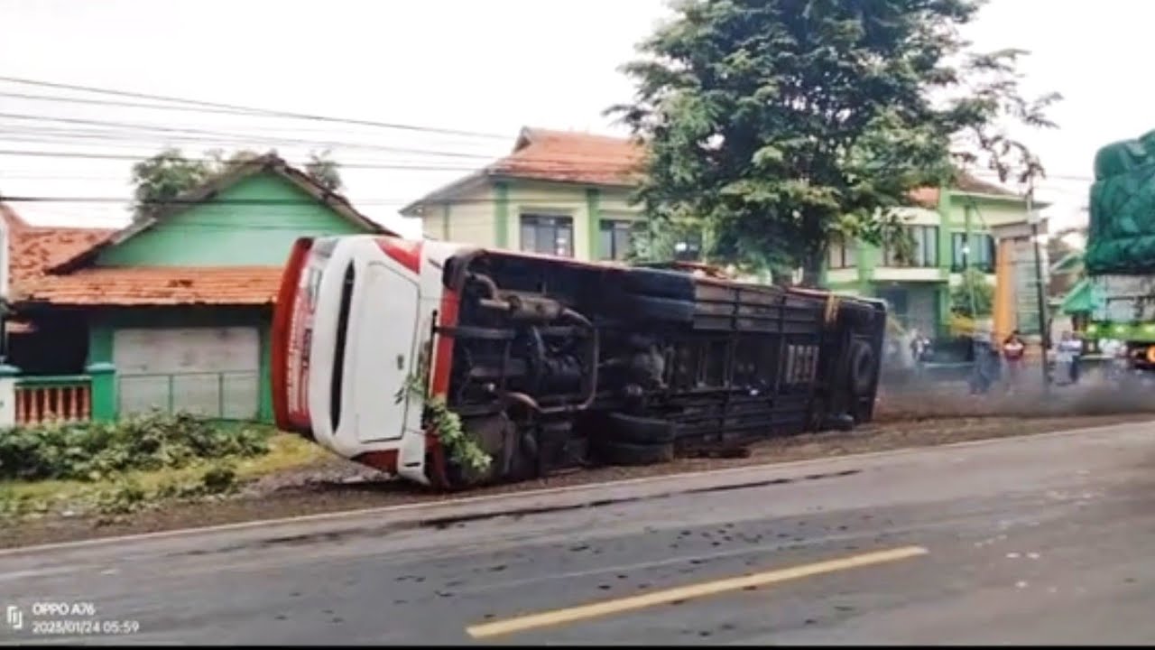 Kecelakaan Bus Akap Terguling di Paiton Probolinggo | Laka Bus Mtrans ...
