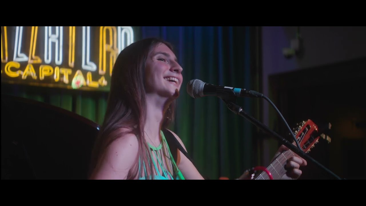 Una Loca Pasión (Live) - Chilena Cover by Maya Burns - YouTube