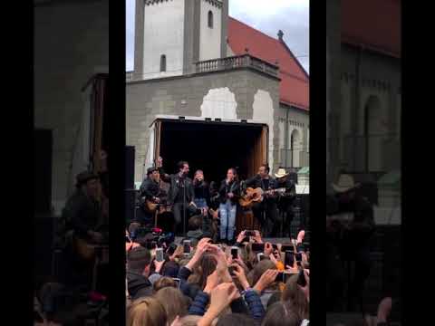 THE BOSS HOSS feat. Mimi & Josefin - Little Help | LIVE at Augsburg ...