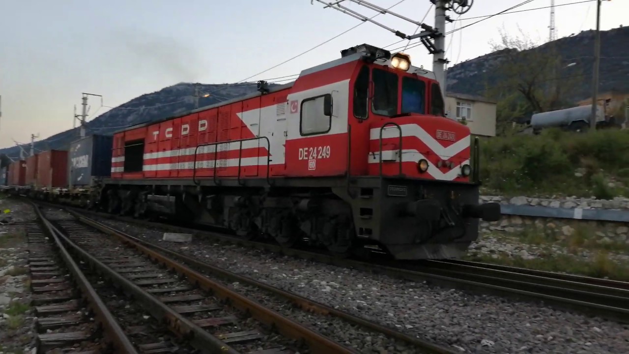 TCDD DE24000+DE24000 Hacıkırı İstasyonundan TAM DEVİRDE geçerken. - YouTube