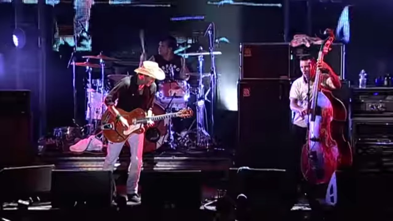 Chris Cheney guitar solo with VB bottle | Live at Falls Festival 2010 ...