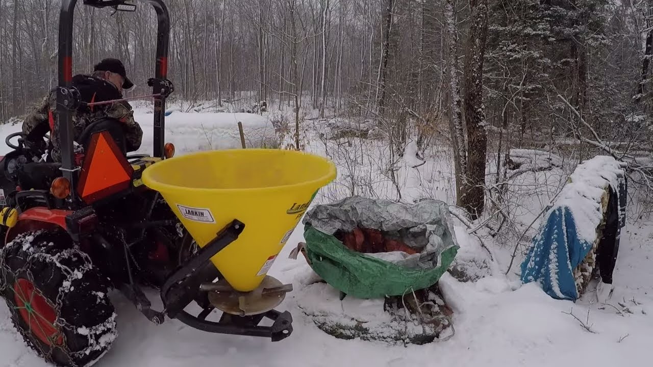 Kubota B2601 compact tractor. FSP500 spreader. Snow blower broken shear ...