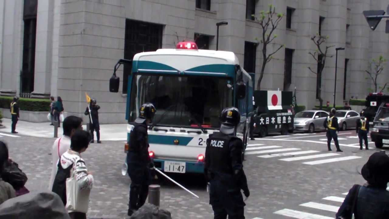 警視庁機動隊バス 丸の内中通りで警備活動 riot police bus in action Tokyo - YouTube