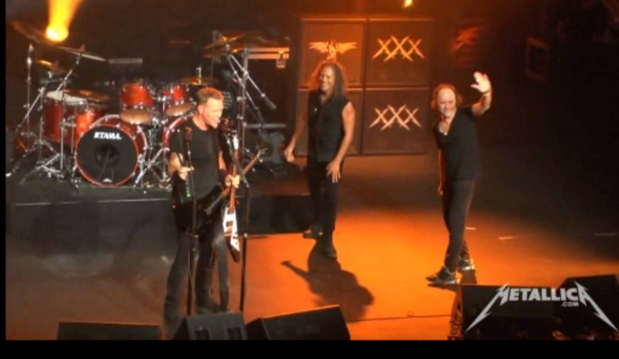 Metallica Lars and Kirk Switching Instrument live San Diego 2013 - YouTube