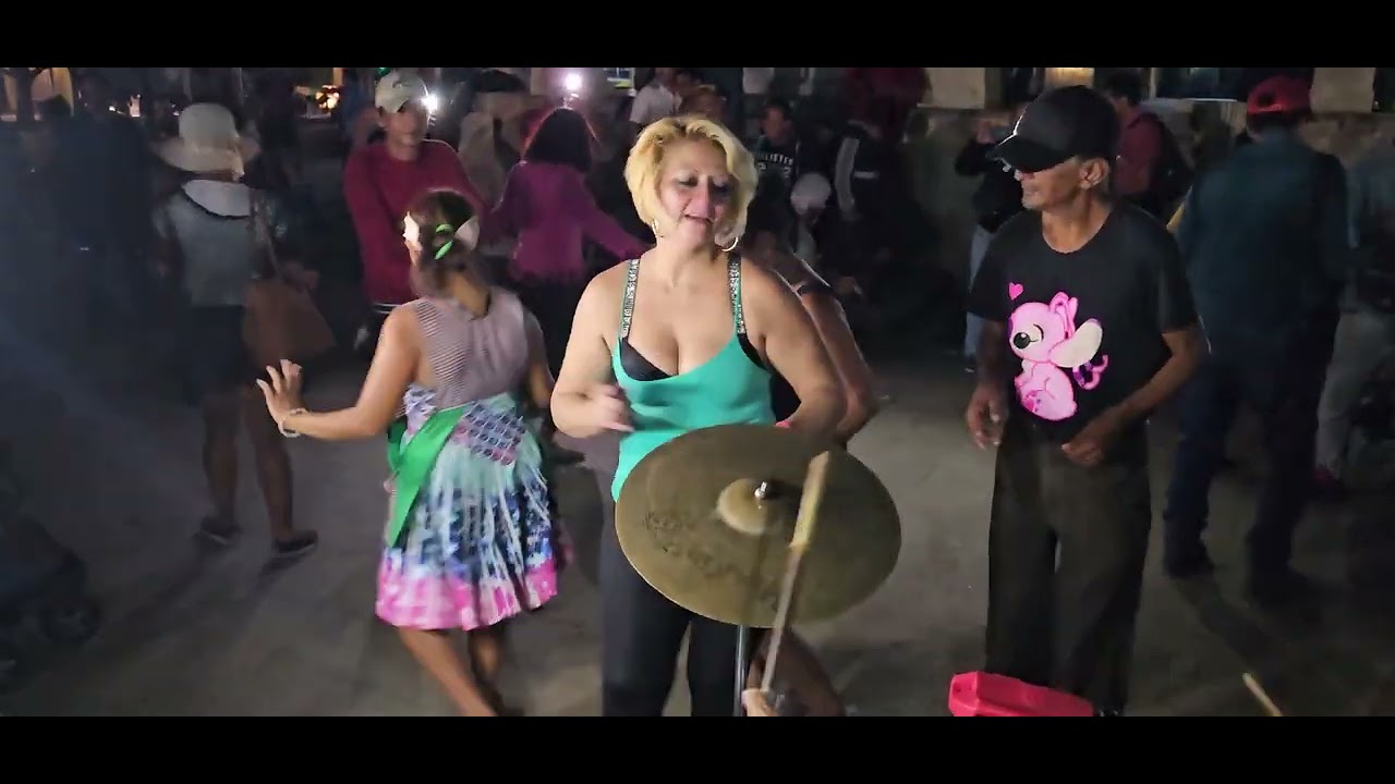 AMY YULISSA,baila en Plaza Libertad - YouTube