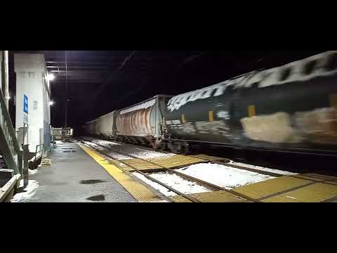 NS 37A southbound through Newark station w/ 3 GEs & great rolling stock! - YouTube