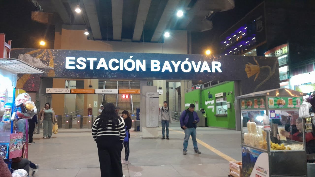 Viajando en la Linea 1 del Metro de Lima. Una noche en la Estacion ...
