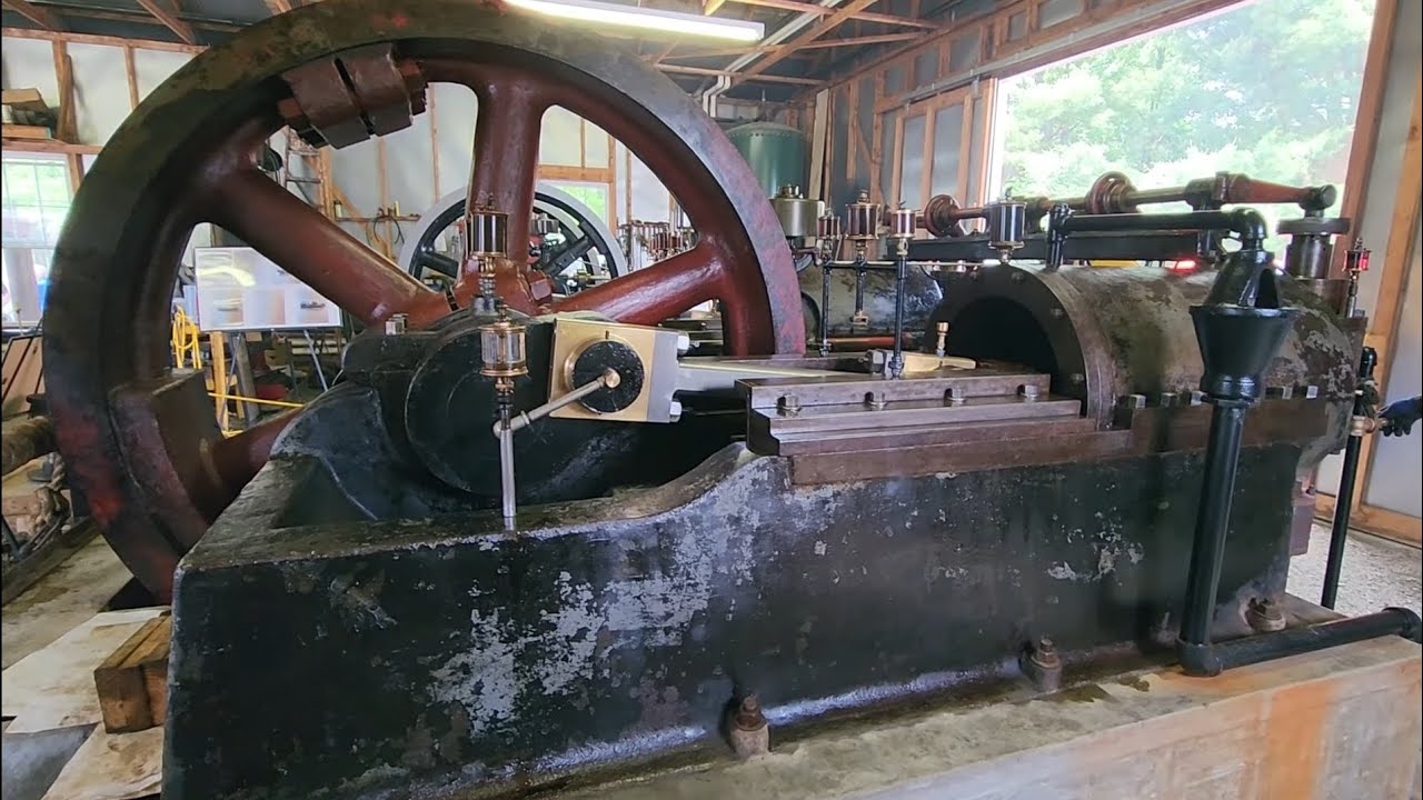150 horsepower Miller twin-cylinder gas engine - YouTube