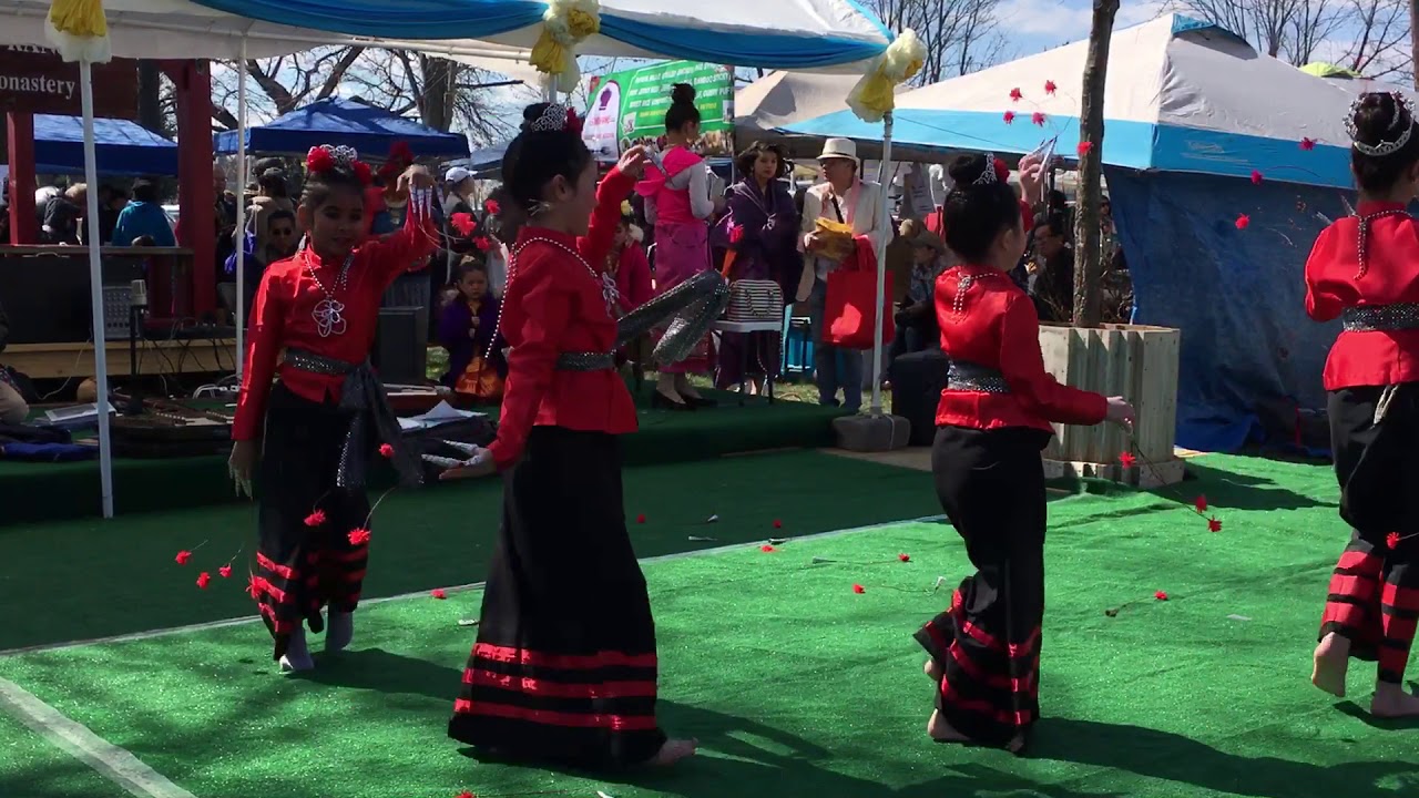 Thai Esarn - Fon Leb (ฟ้อนเล็บ) - YouTube