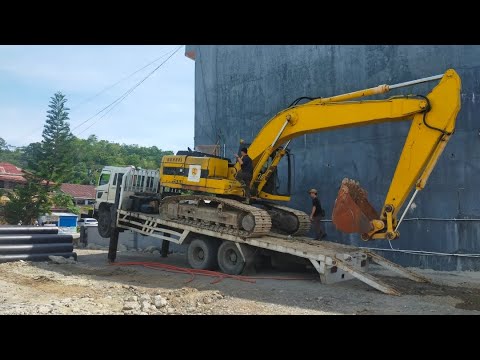 TRANSPORT OF THE PINDAD EXCAVA 200 EXCAVATOR WITH A RELIABLE OPERATOR ...