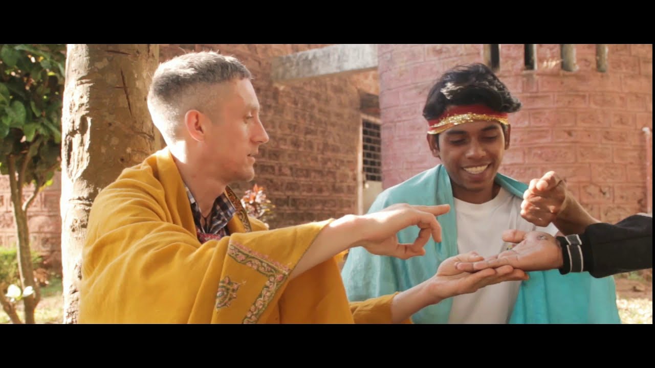 BABA ANGREJI | 2 Foreigners in Bollywood | 3ViNERS funny video - YouTube