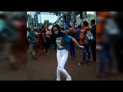 Goyang nya bikin ngilu gaes!!!!!