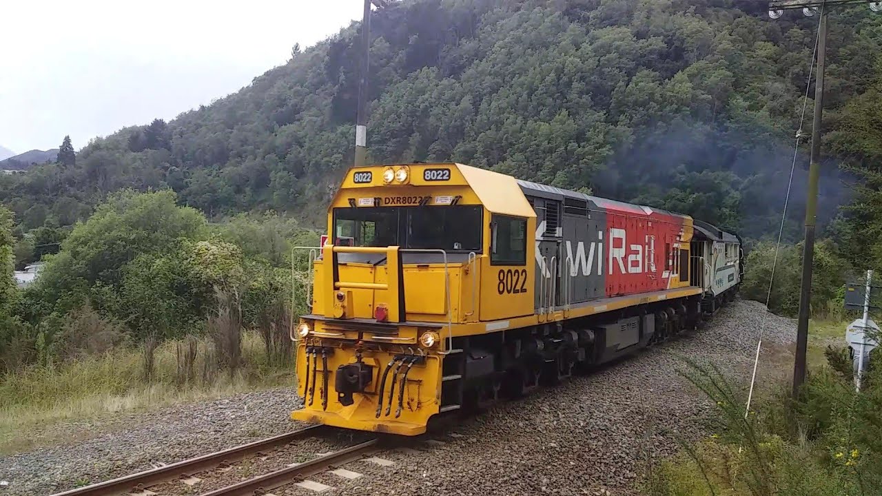Kiwi Rail. DXR 8022 climbing the grade to Elevation with 701, the ...