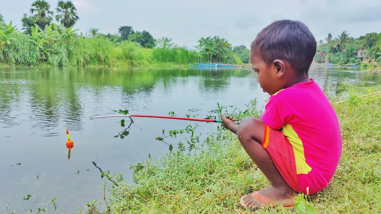 Hook Fishing - Professional Fish Hunter Hunting Big Fish By Hook In ...