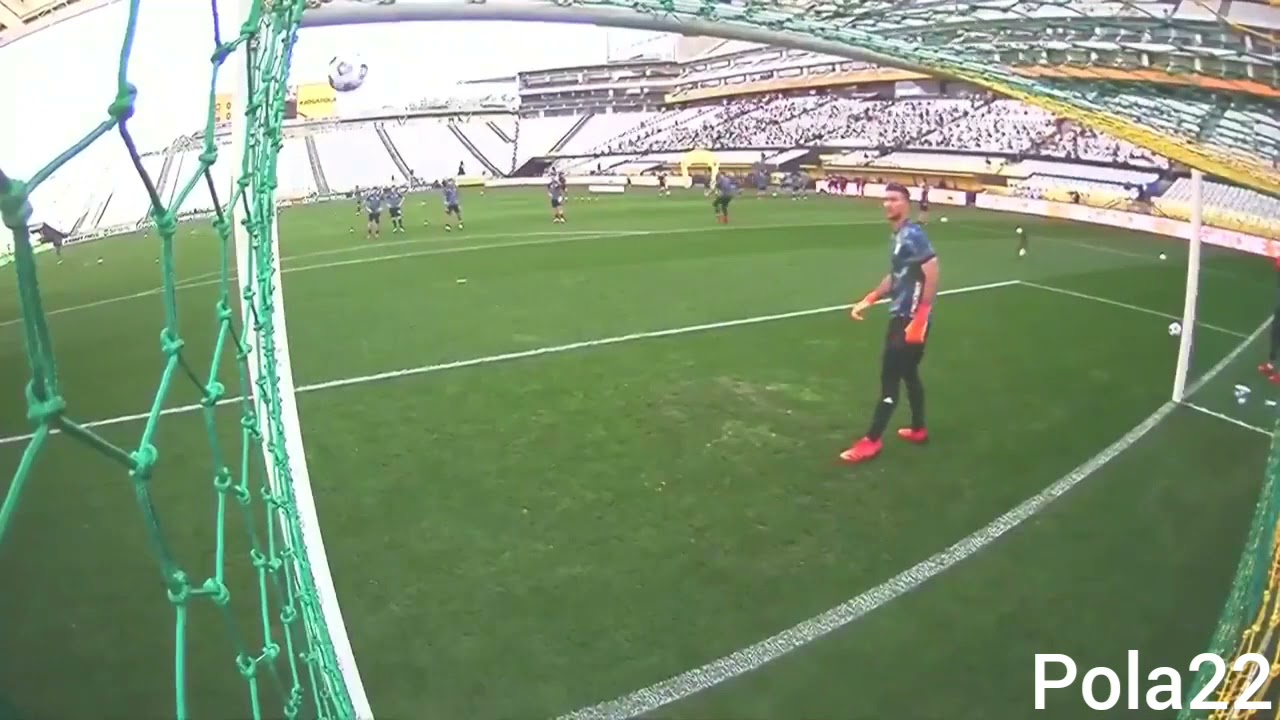 Messi practicando tiros libres en el calentamiento previo de Brasil ...