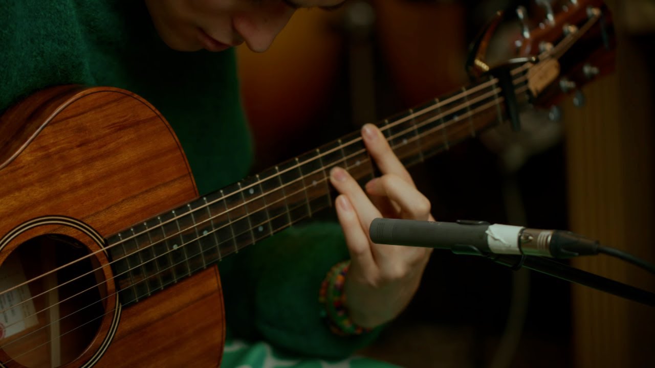 Jacob Collier x Taylor Guitars - 'Little Blue' 5-String Guitar Tutorial ...
