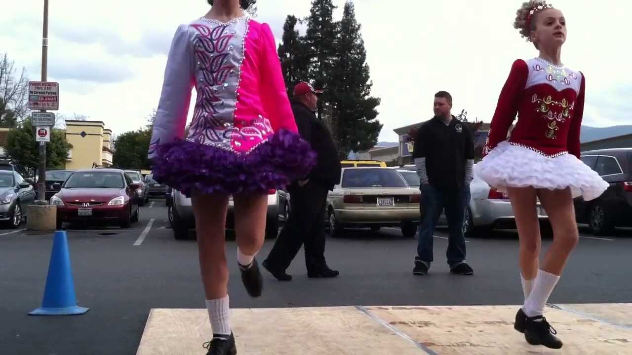 Irish river dance in front of Britannia Arms - YouTube