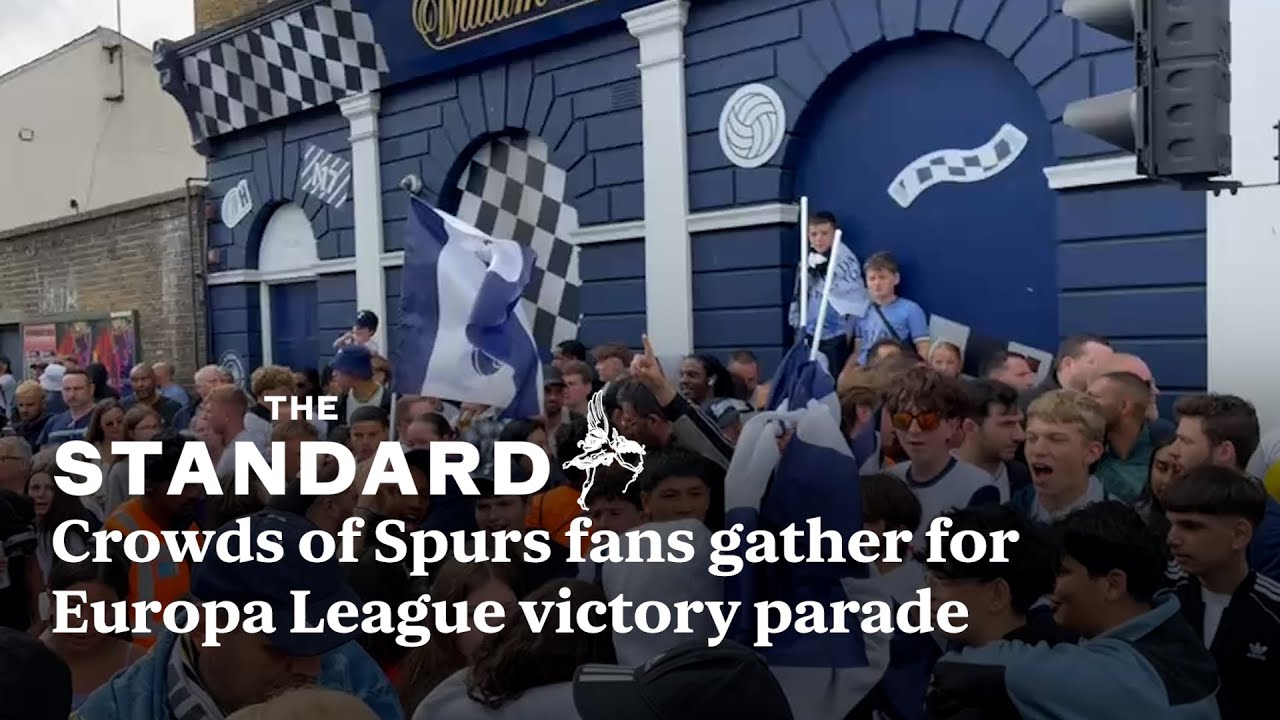 Crowds of Spurs fans gather for Europa League victory parade - YouTube