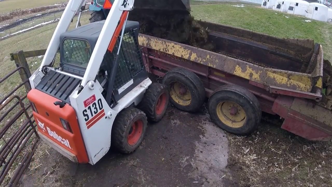Loading and spreading manure - YouTube