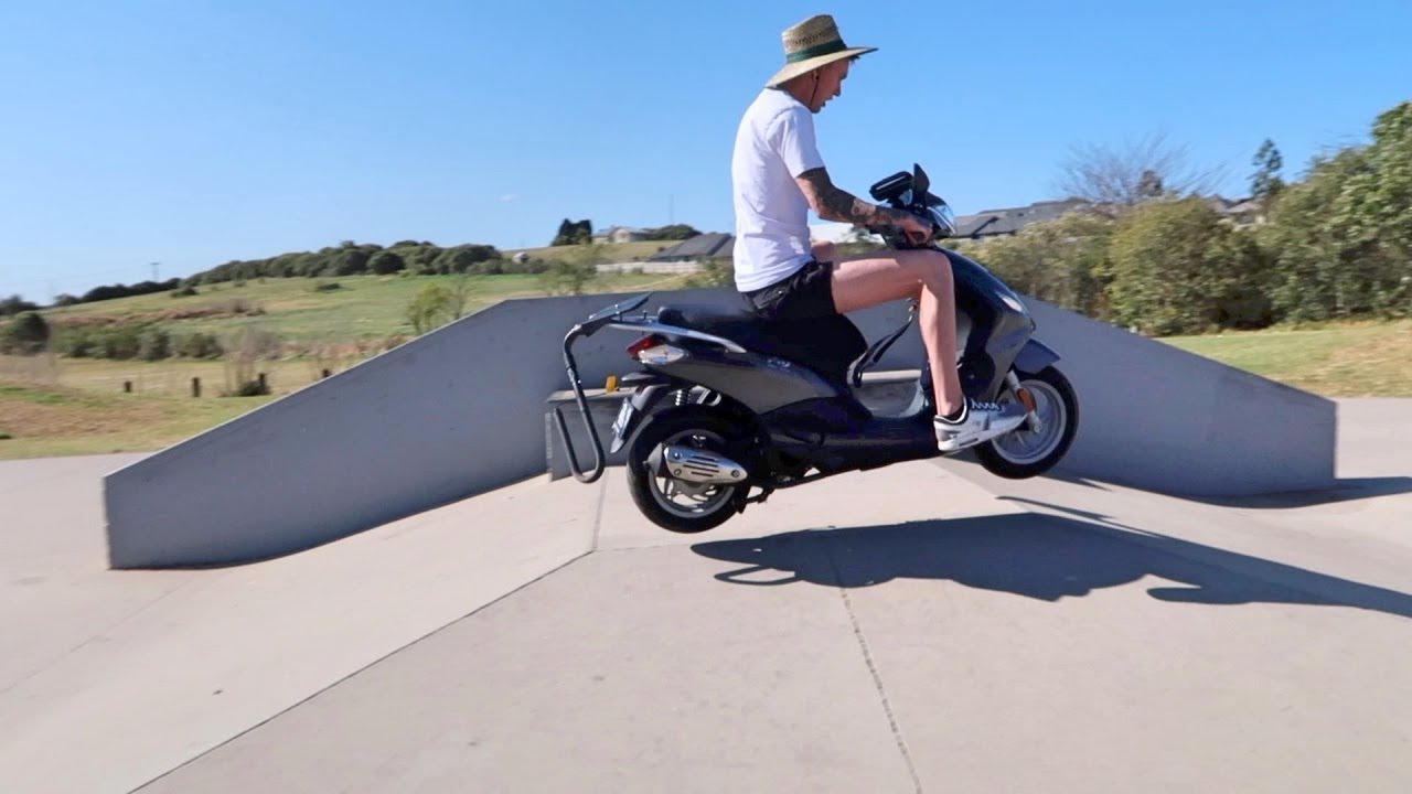 MOPED MADNESS AT SKATE PARK *INSANE CRASH* - YouTube