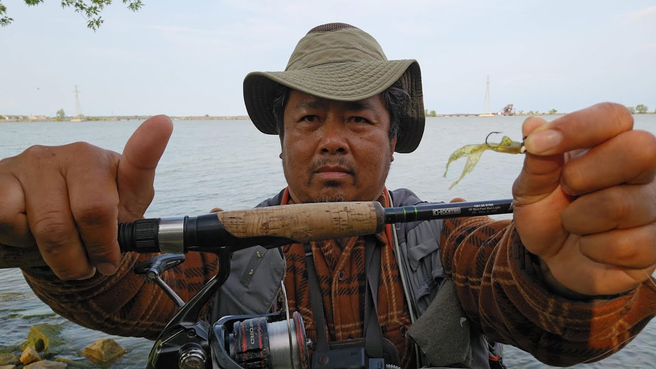 A Simple Way To Catch Bass From Lake Erie Breakwall!! How to set up ...