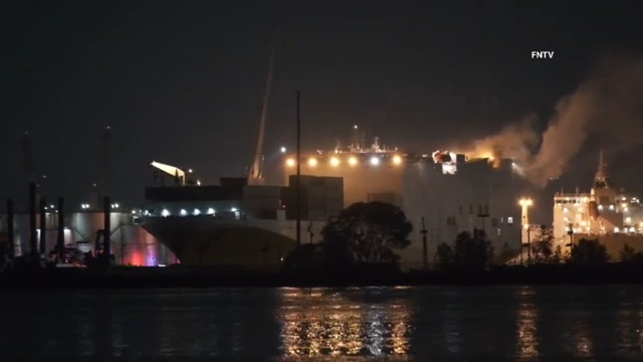 2 firefighters killed while battling ship fire in Newark, NJ - YouTube